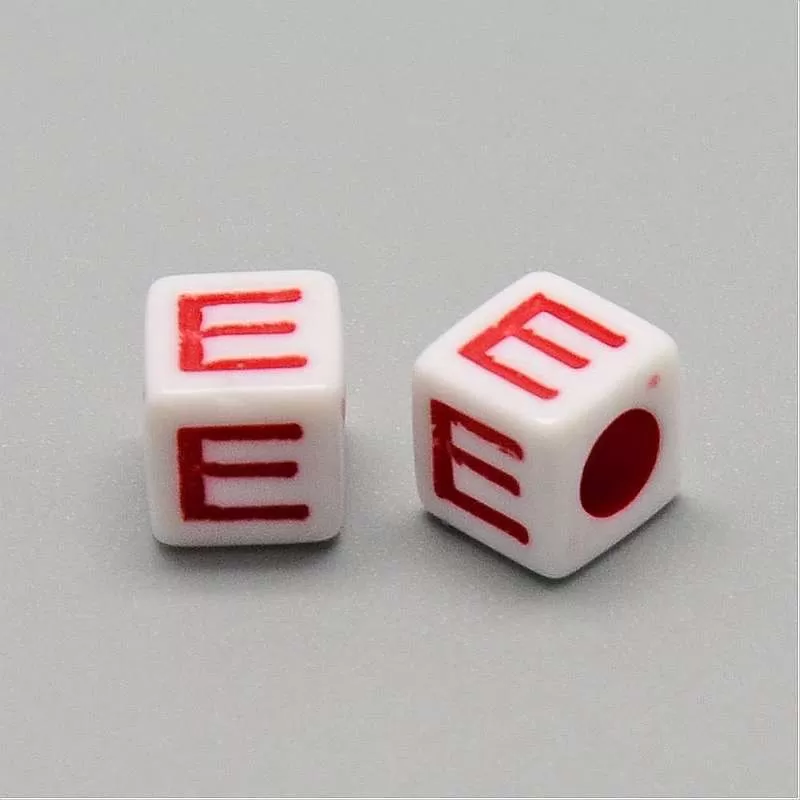 Mărgele acrilice, cubice, cu litere, albe 6,3mm de la GemSale.ro